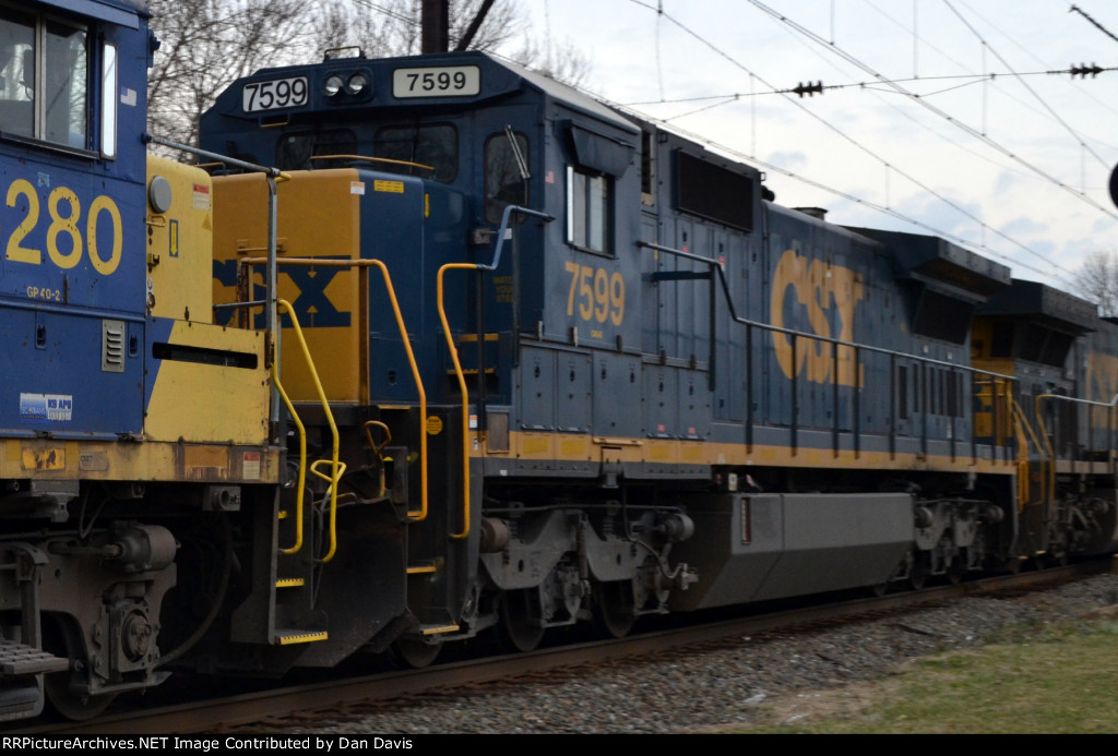 CSX C40-8 7599 on Q410-30
